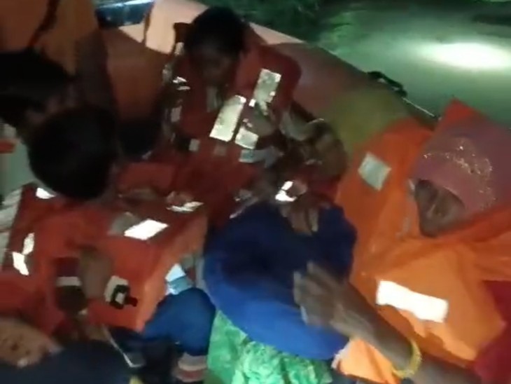 SDRF rescued 11 people trapped in Deal River | डील नदी में फंसे 11 लोगों का किया रेस्क्यू: 3 ...