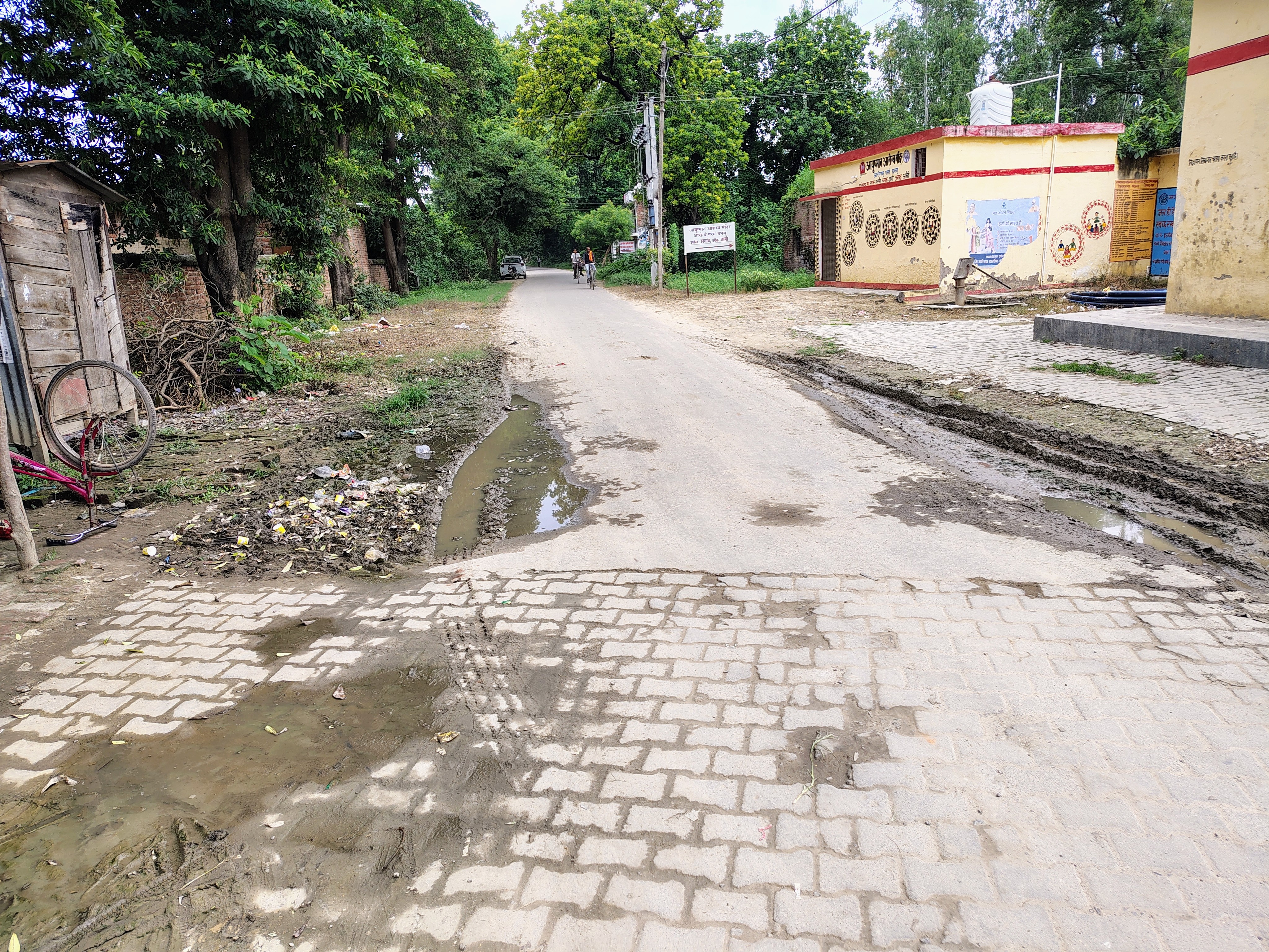 Mud formed due to waterlogging at Hargaon intersection | हरगांव चौराहे ...