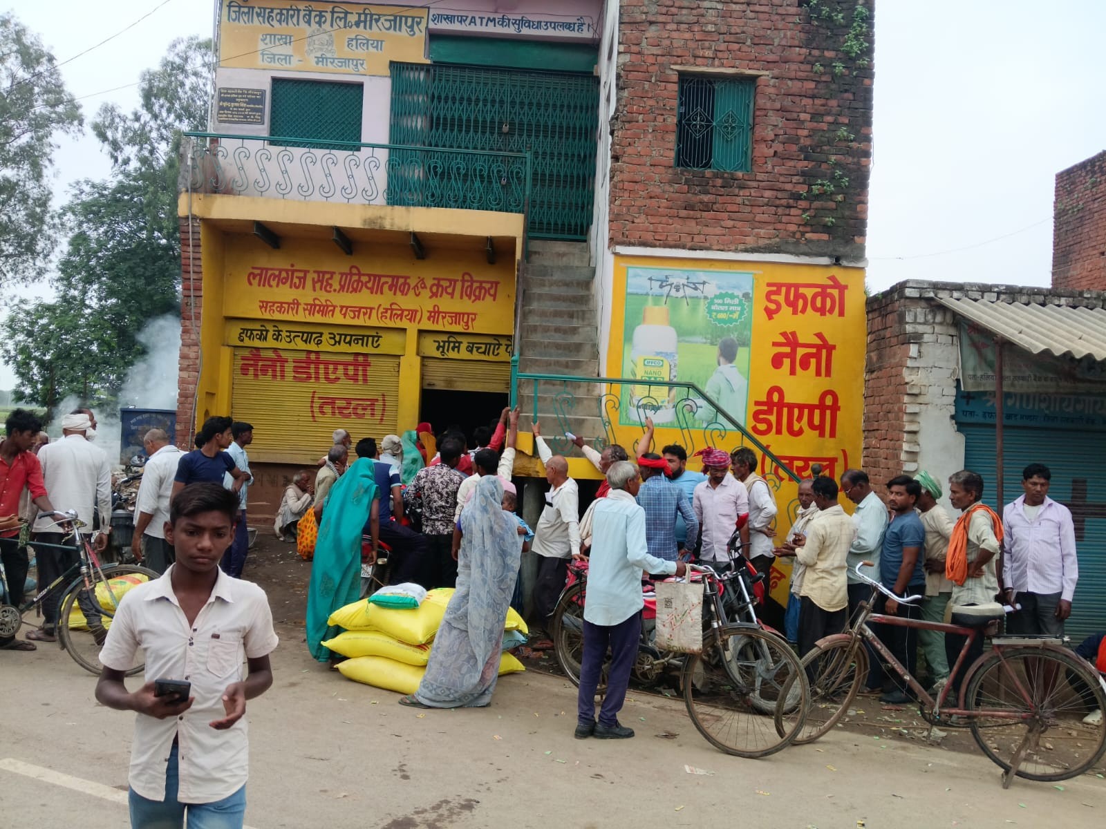 Farmers have to stand in long queues for fertilizers | किसानों को खाद ...