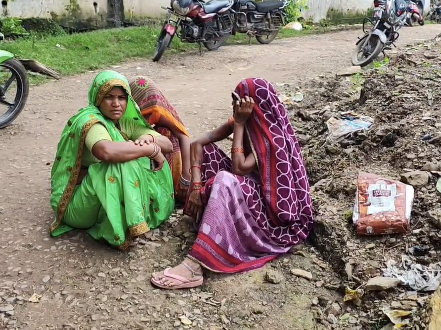 A young man's rotten body found in Damoh | दमोह में पेड़ से लटका मिला ...