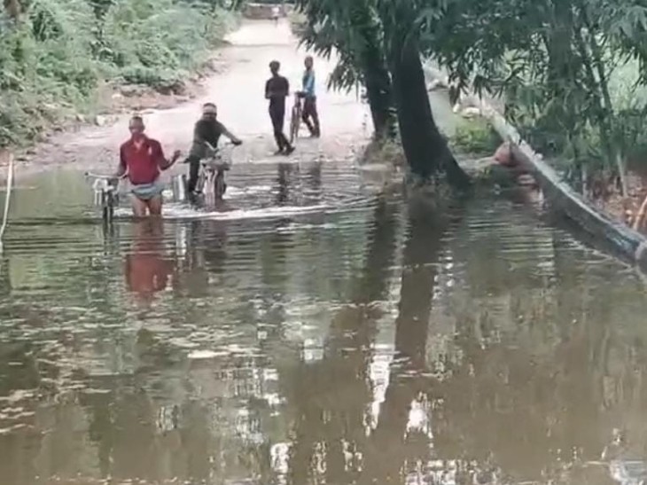 The water level of the Gomti river increased in Jaunpur