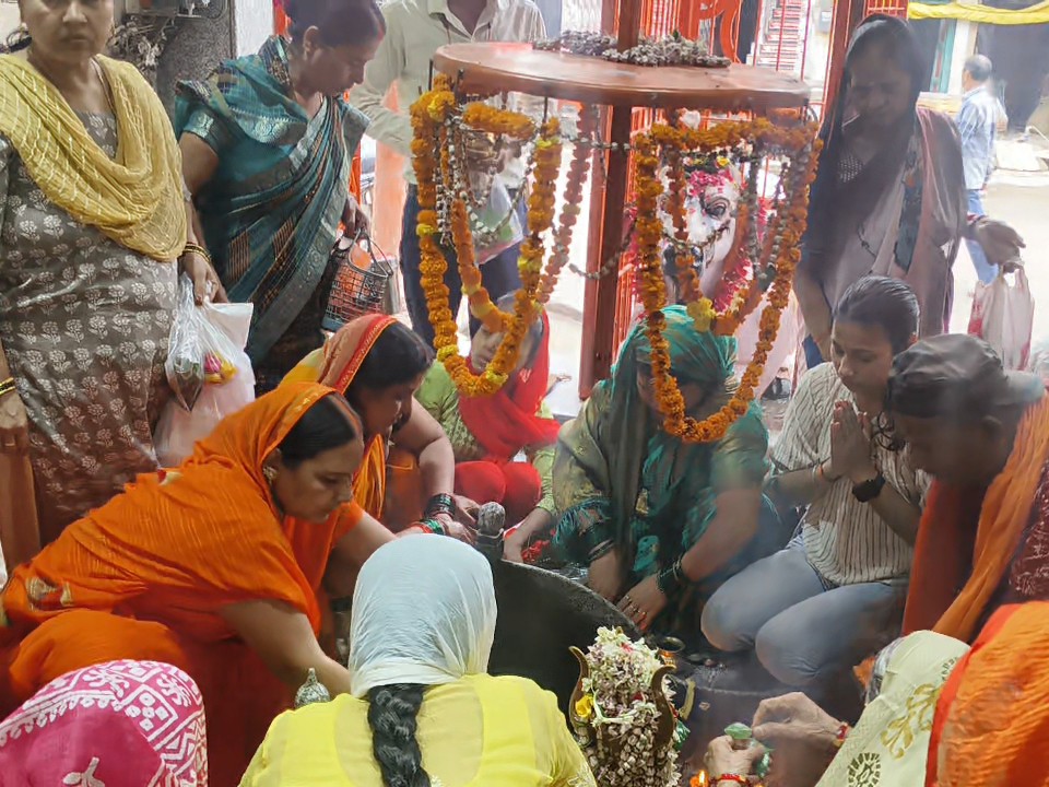 Crowd of devotees in Shiva temples on the last Monday of Sawan | सावन ...