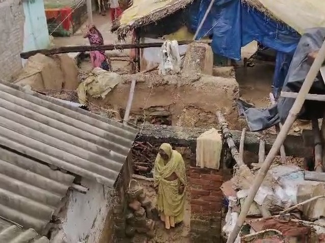 Mud house collapsed due to heavy rain in Jamui | जमुई में तेज बारिश से ...