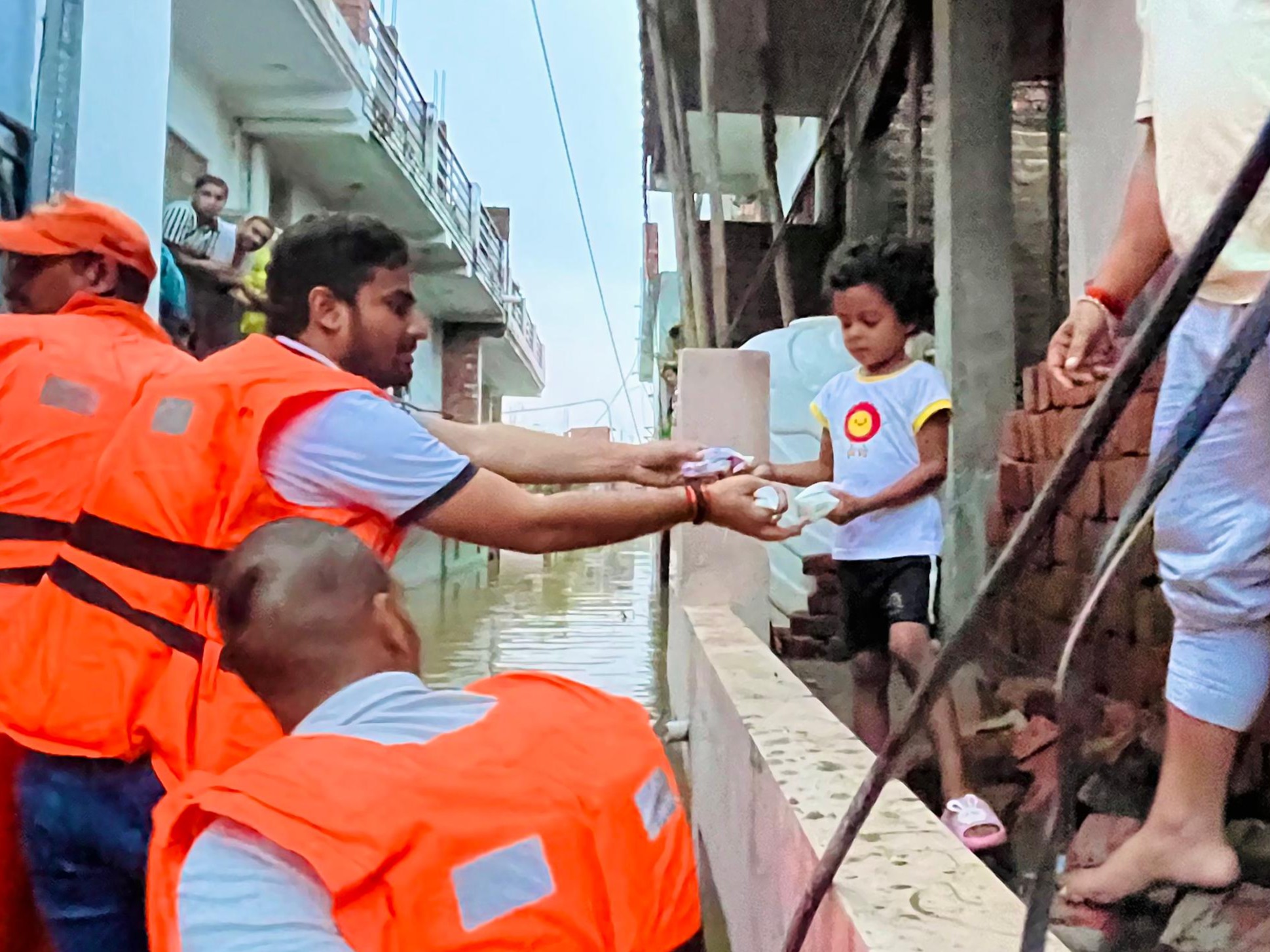 ABVP team came to help the competitive students | प्रतियोगी छात्रों की ...