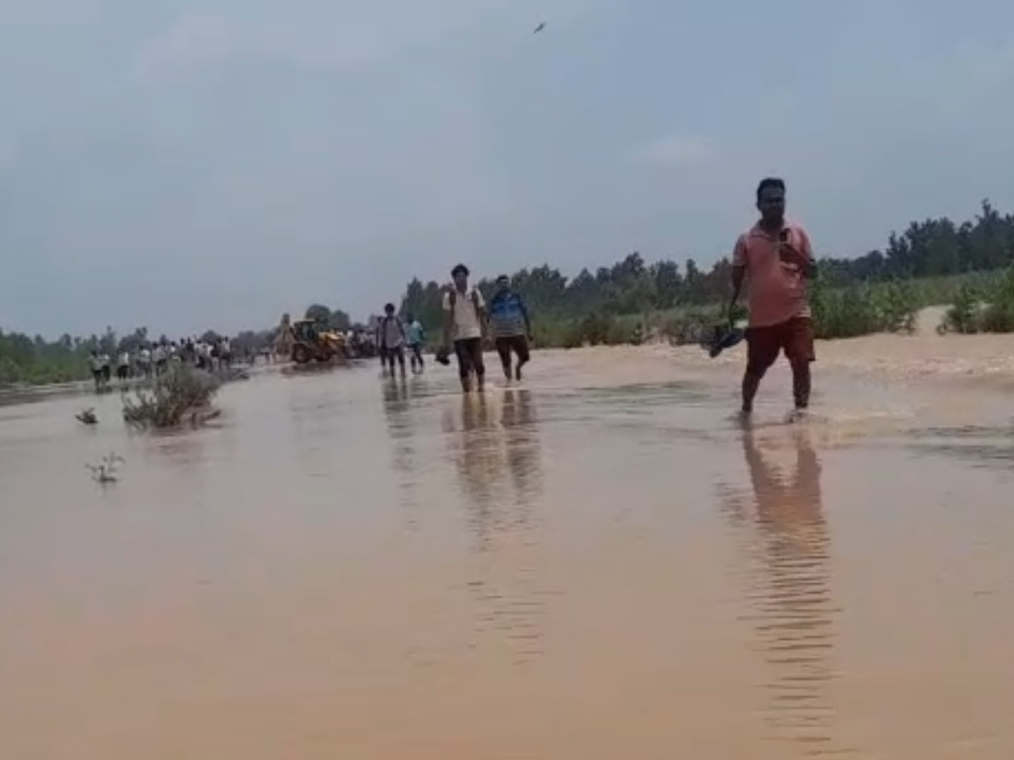 The embankment of Malan river broke in Bijnor | बिजनौर में मालन नदी का तटबंध टूटा: बाढ़ का पानी ...