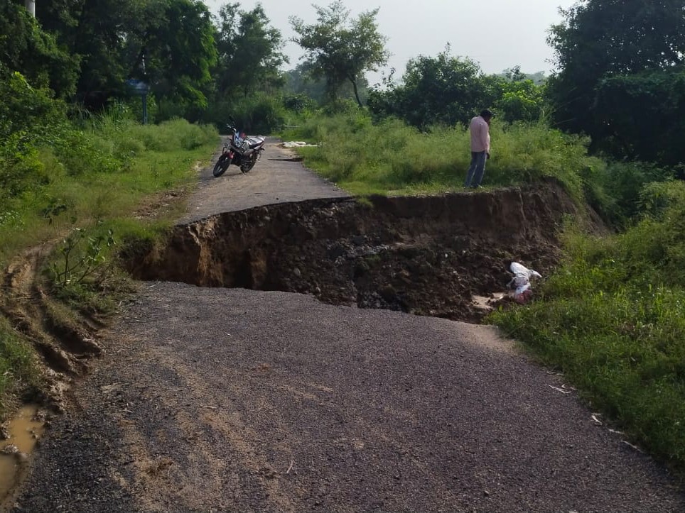 Due to rain in Dhampur, a 10 feet deep pit was created on the road