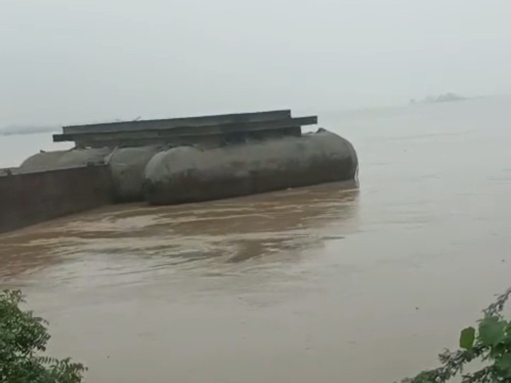 Pipa bridge seen floating in Yamuna river, VIDEO