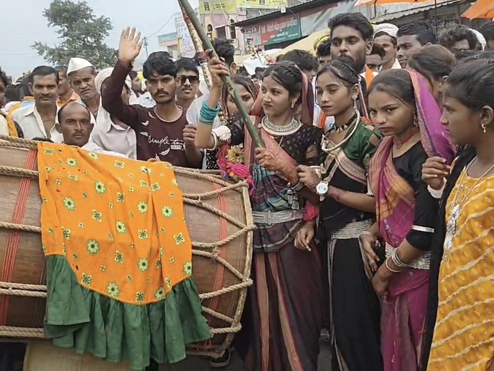 A huge rally was taken out on World Tribal Day in Balwadi | बलवाड़ी में ...
