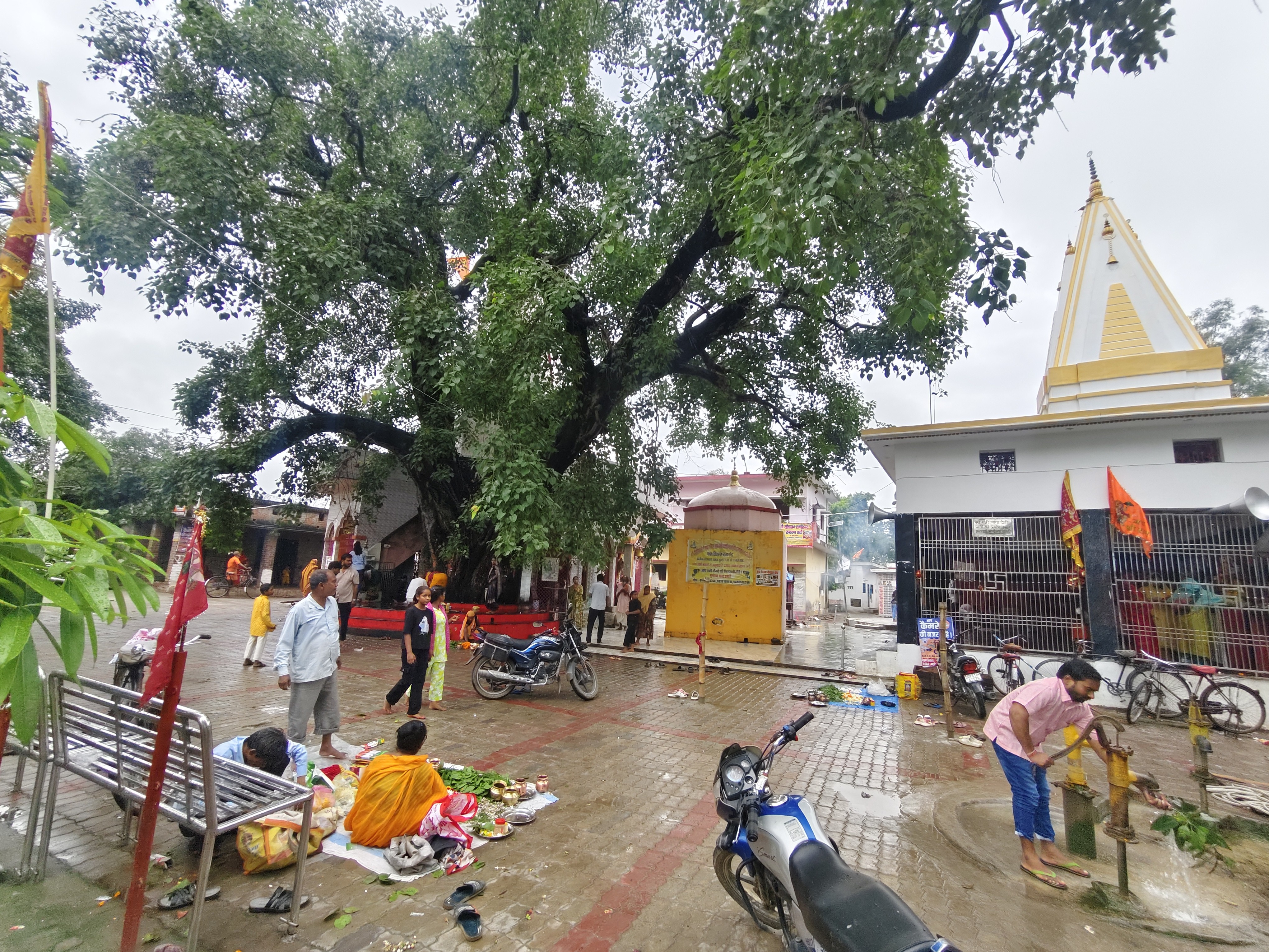 Devotees reached temples on Rakshabandhan in Basti | बस्ती में ...