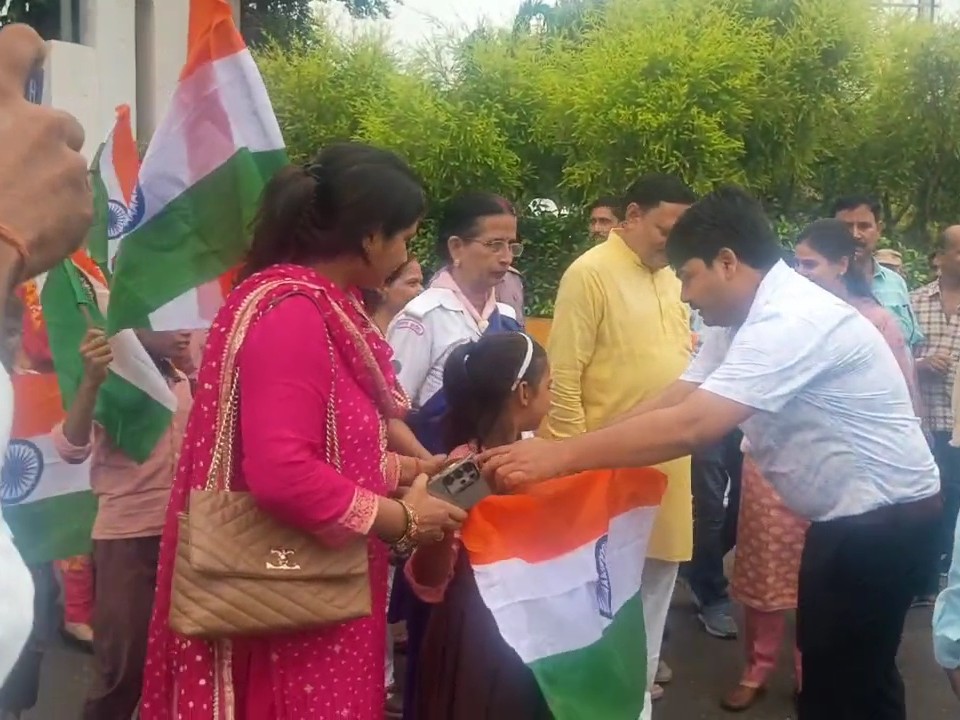 Prabhat Ferry took place in every home tricolor campaign | हर घर तिरंगा अभियान में निकली प्रभात ...