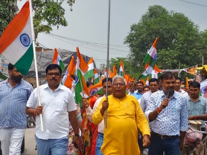 Employees waved the tricolor from the development block to Murai Bagh ...