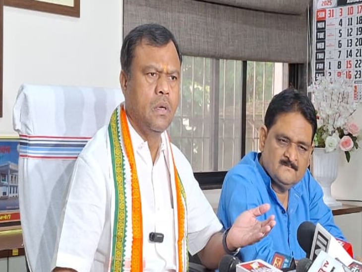 The order to hoist the tricolour in mosques is BJP's propaganda-PCC Badge | मस्जिदों में ...