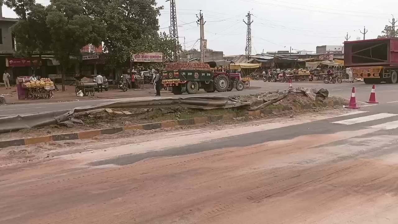 A dumper full of dust overturned after cattle appeared/Bharatpur ...