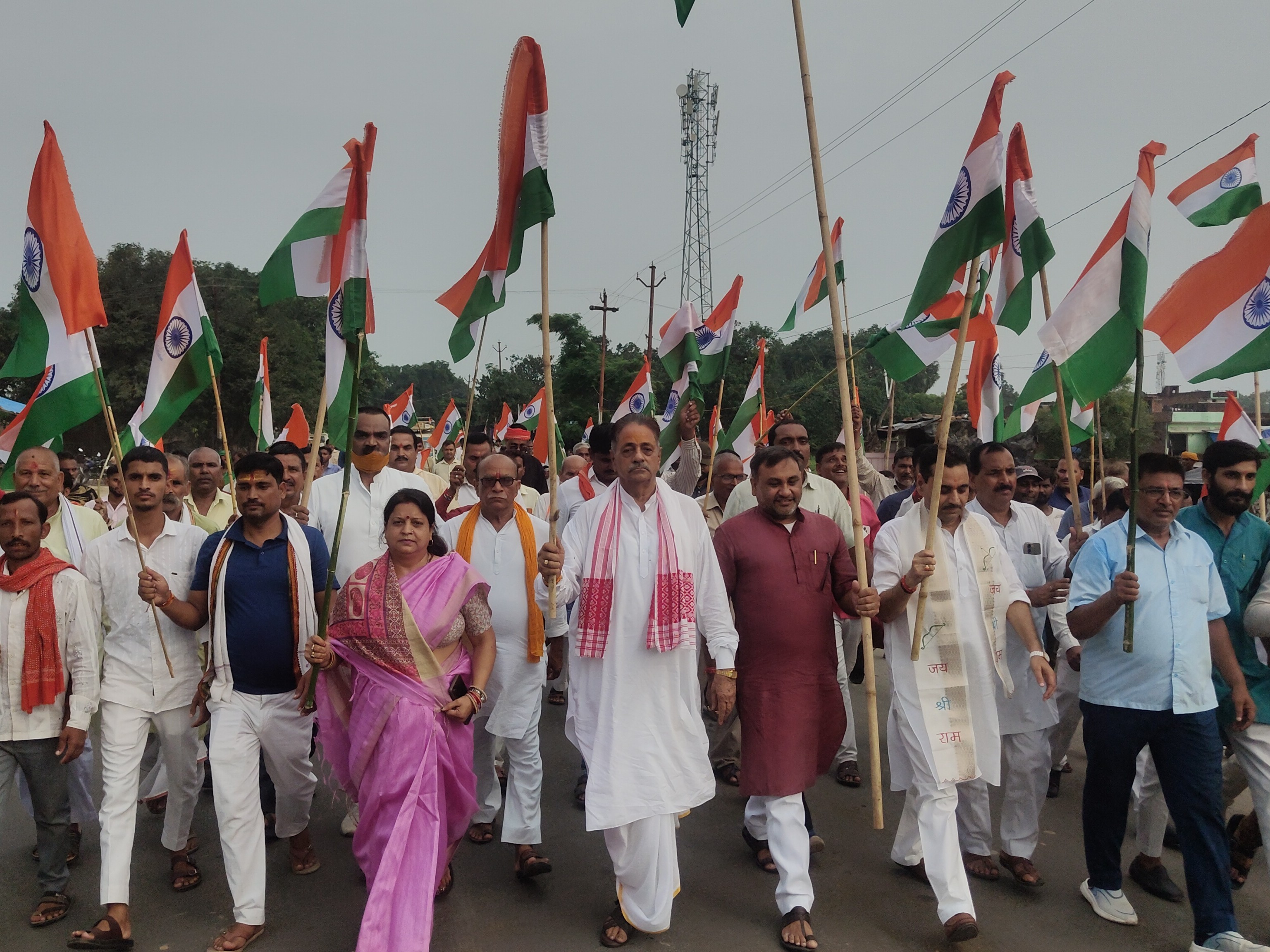 Patriotic slogans echoed in the Tiranga Yatra in Mahadeva | महादेवा में ...