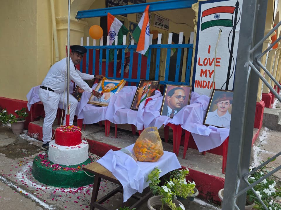 Independence Day celebrated with great pomp at Achalda Railway Station