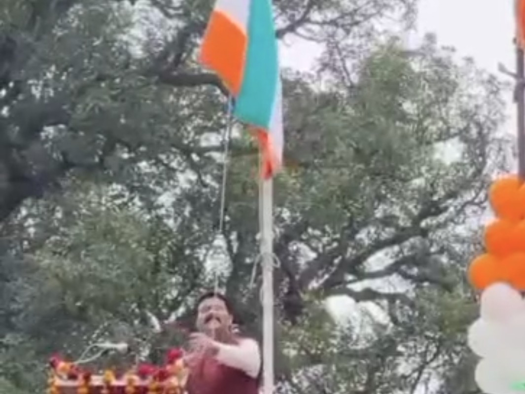 BJP MLA hoisted the flag upside down in Katni | कटनी में BJP विधायक ने उल्टा ध्वजरोहण किया ...