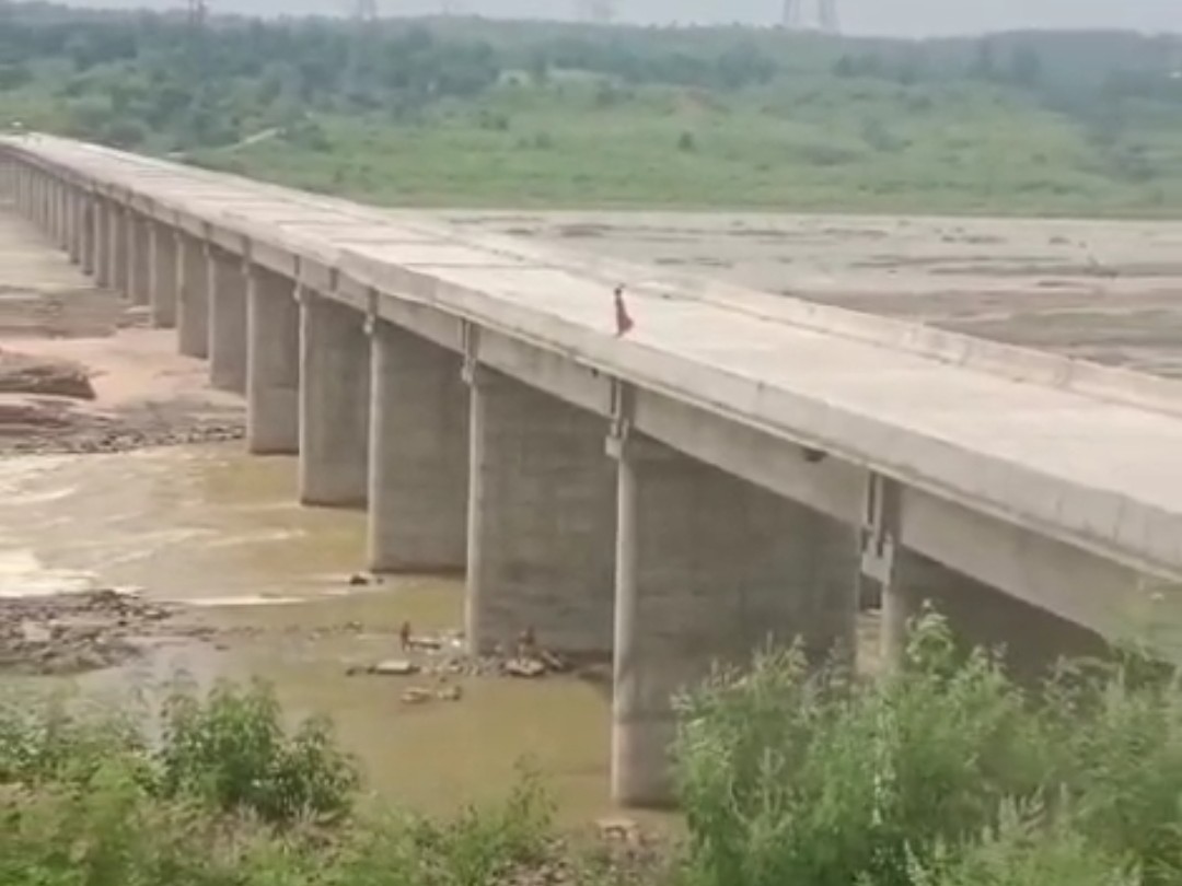 Woman jumps off 50 feet bridge into river in Sidhi: Rescued after ...