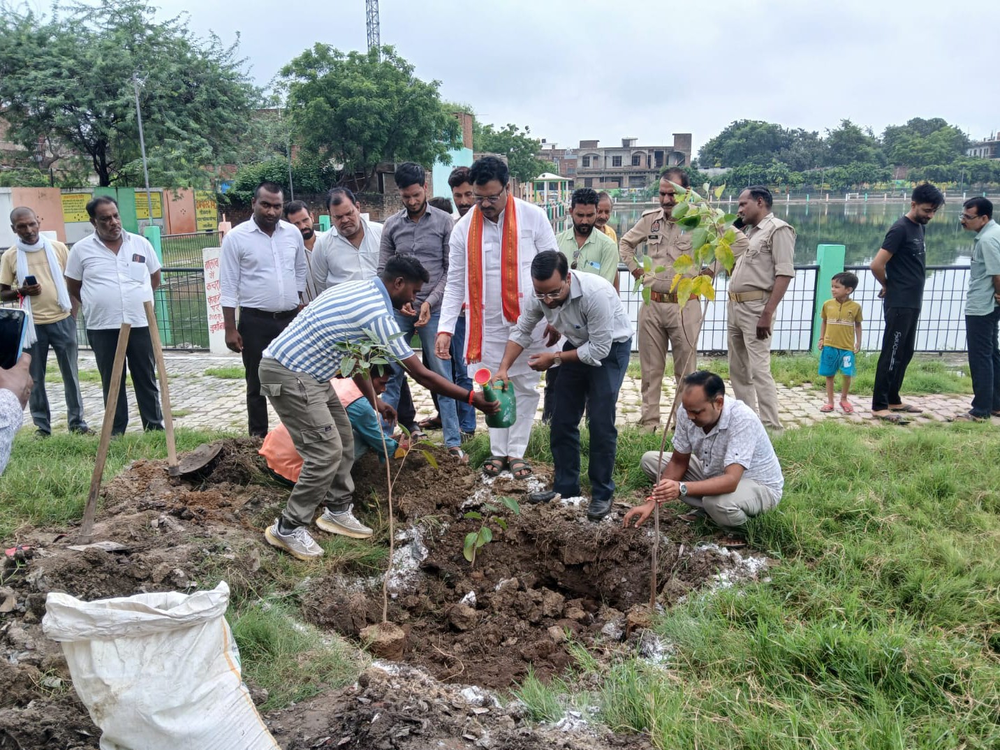 Harishankari plantation campaign in Jalaun | जालौन में हरिशंकरी पौधरोपण ...