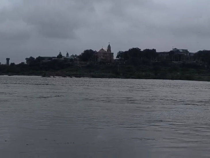 Water up to 3 feet on three bridges in Beneshwar Dham