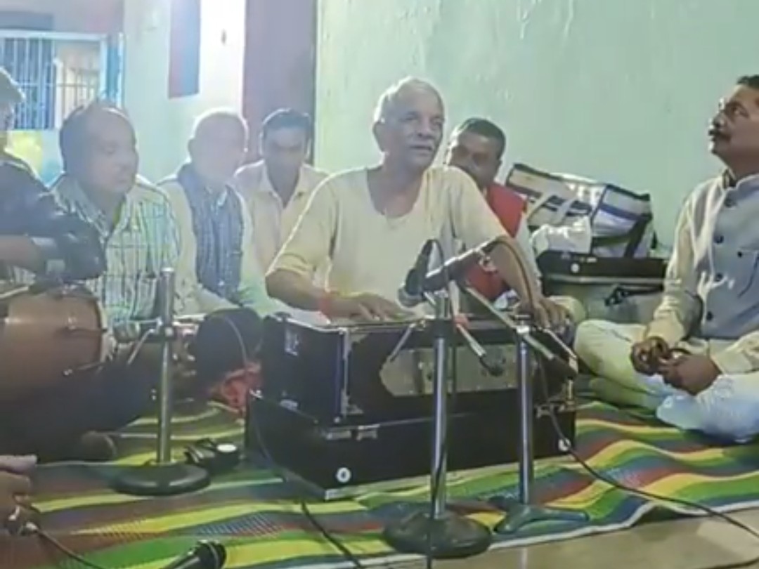 Former MP Gyan Singh was seen singing on harmonium