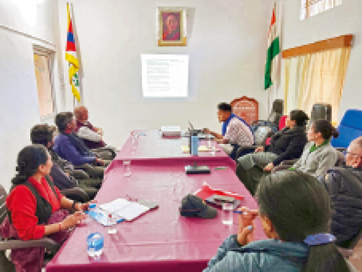 Justice is done in front of Dalai Lama's picture