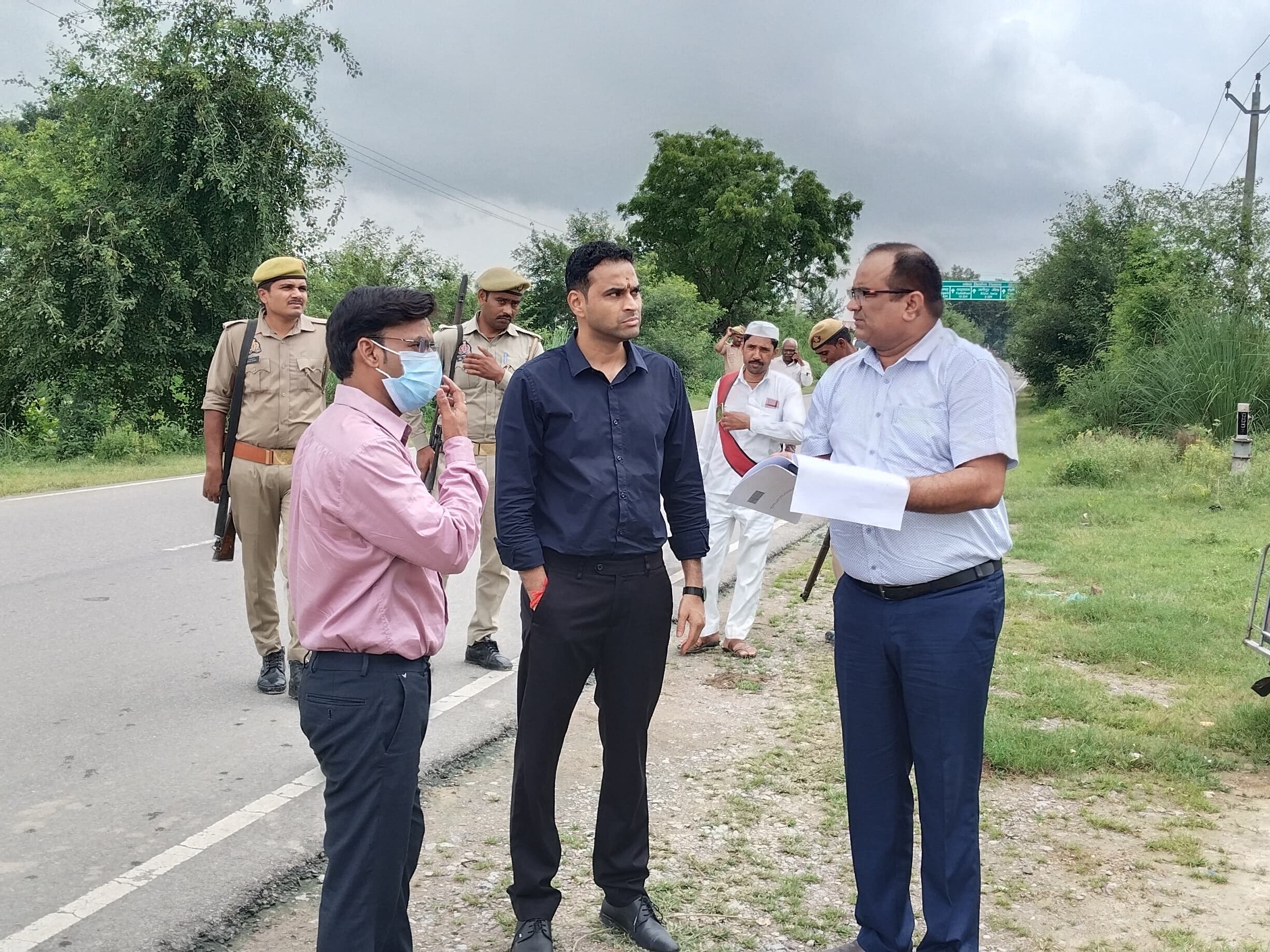 DM did a surprise inspection of the deed in Kaushambi | कौशांबी में ...