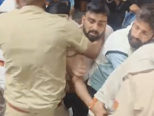 Haryana Hisar Divisional Commissioner Ashok Garg hearing HAU Student ...