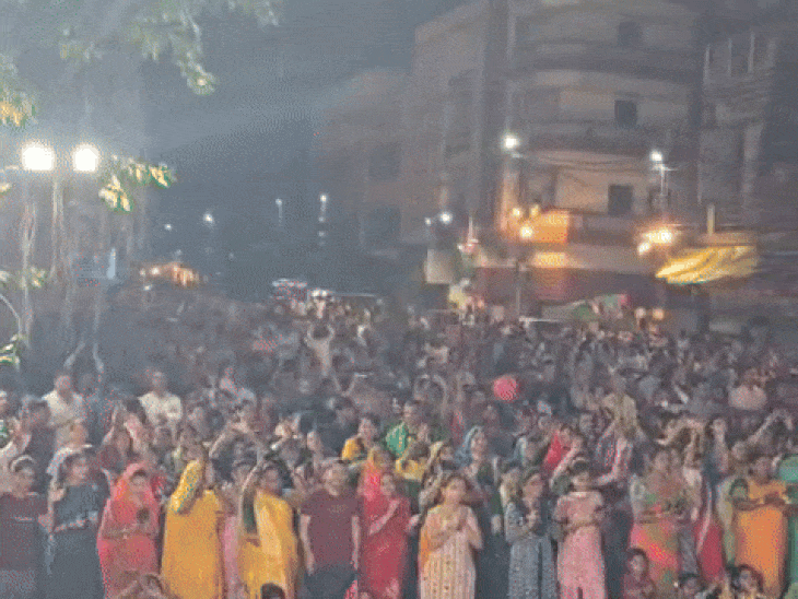 Flowers showered at Haritalika Teej bhajan evening in Indore's Rajwada ...
