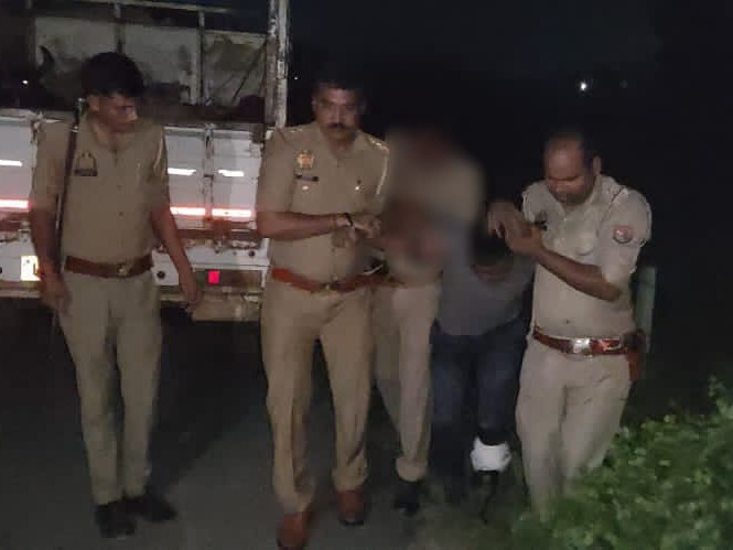 Cow smuggler shot, illegal pistol and 8 cattle recovered, one absconding