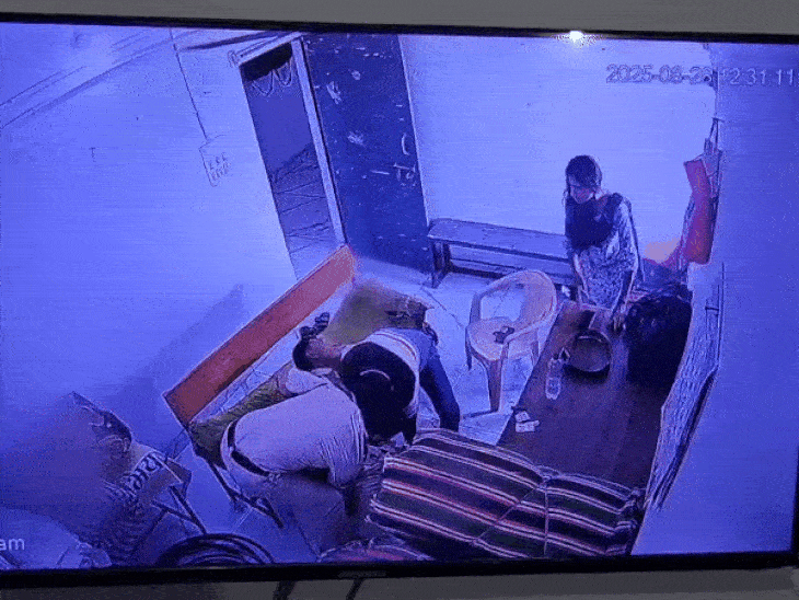 Policeman suffers heart attack while on duty in Shajapur: Collapsed ...