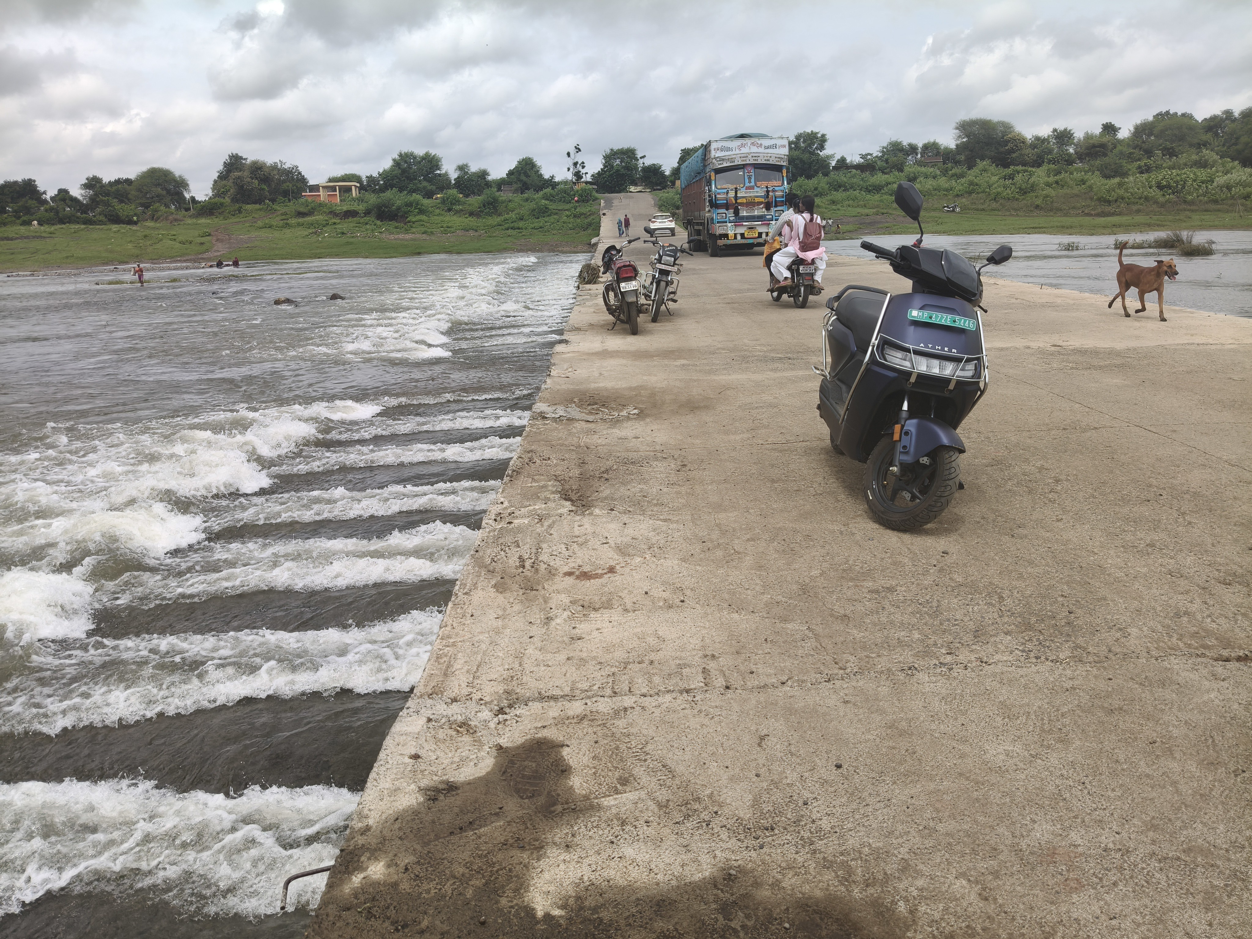 The bridge of Machak river of Harda broke down, villagers troubled ...