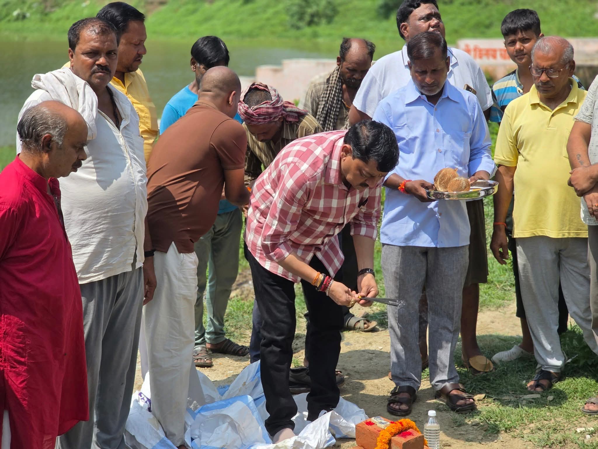 Interlocking around Sahuvain pond in Suriyawan | सुरियावां में सहुवाईंन ...