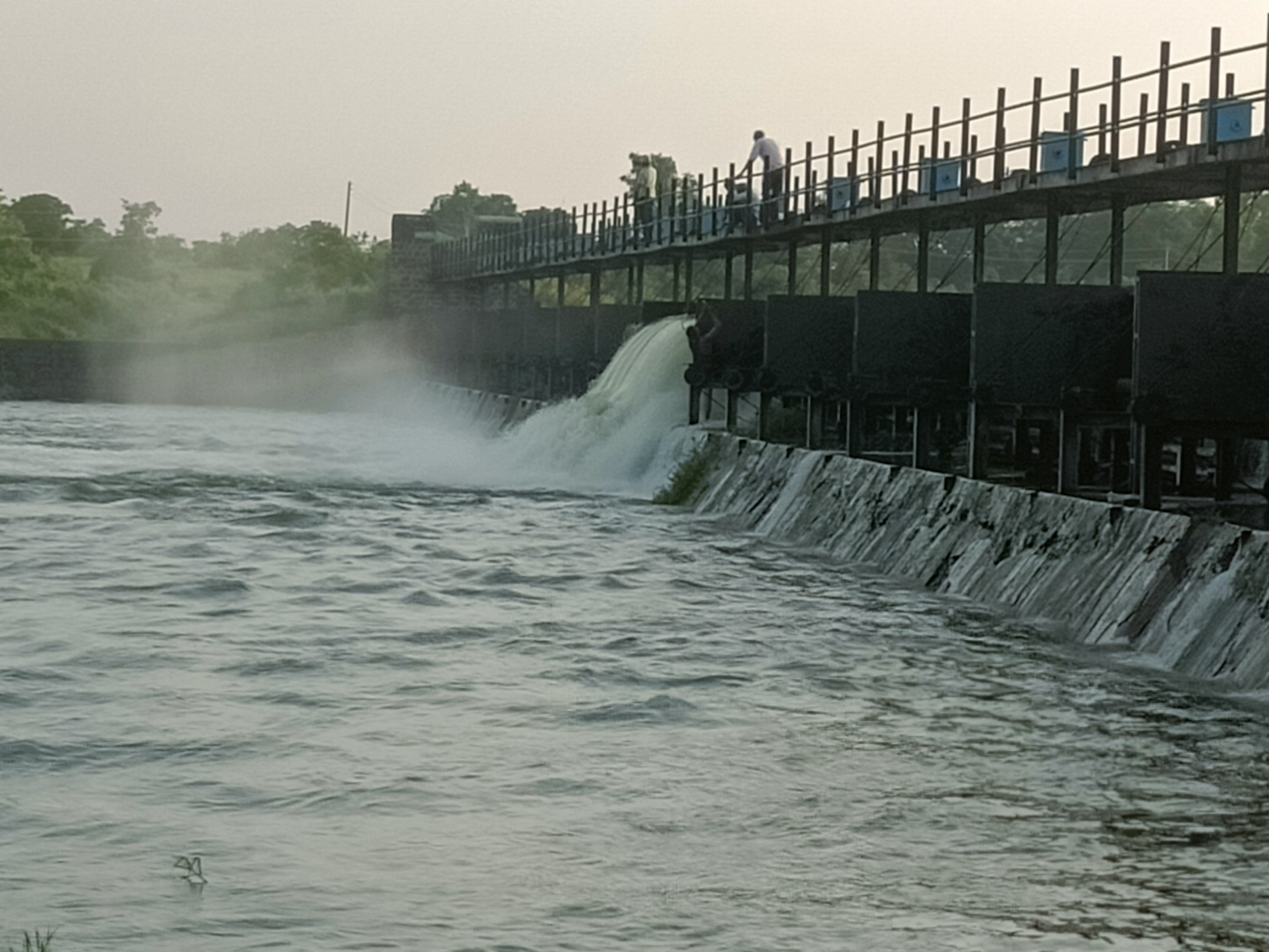 Dahod dam at full tank level, one gate opened | दाहोद डैम फुल टैंक लेवल ...