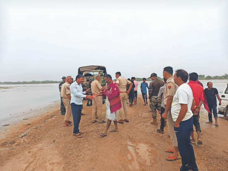 15 people were stranded along with more than 100 cattle on an island in ...