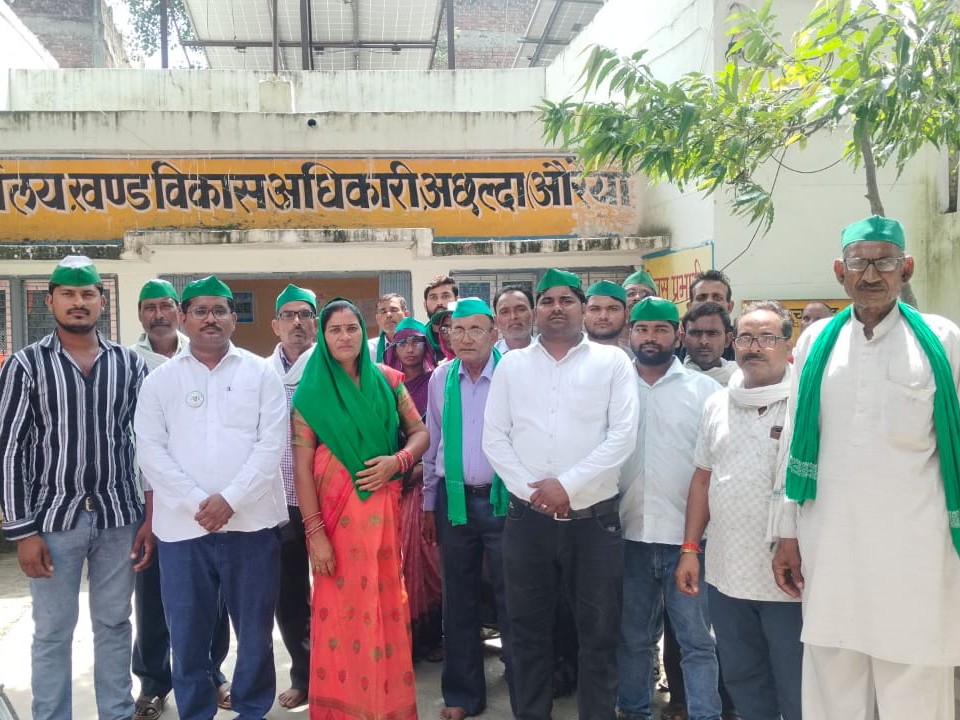 Farmers in Achalda submitted a memorandum to the Block Development ...