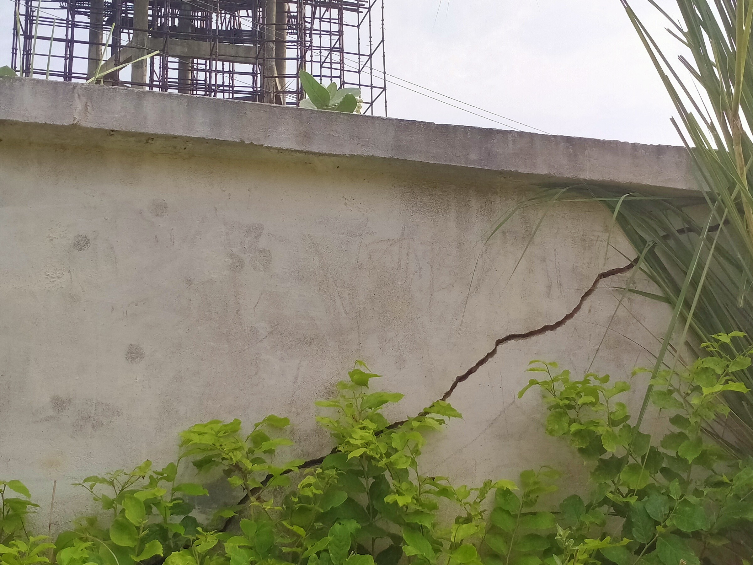 Cracks in the boundary wall of the water life mission tank