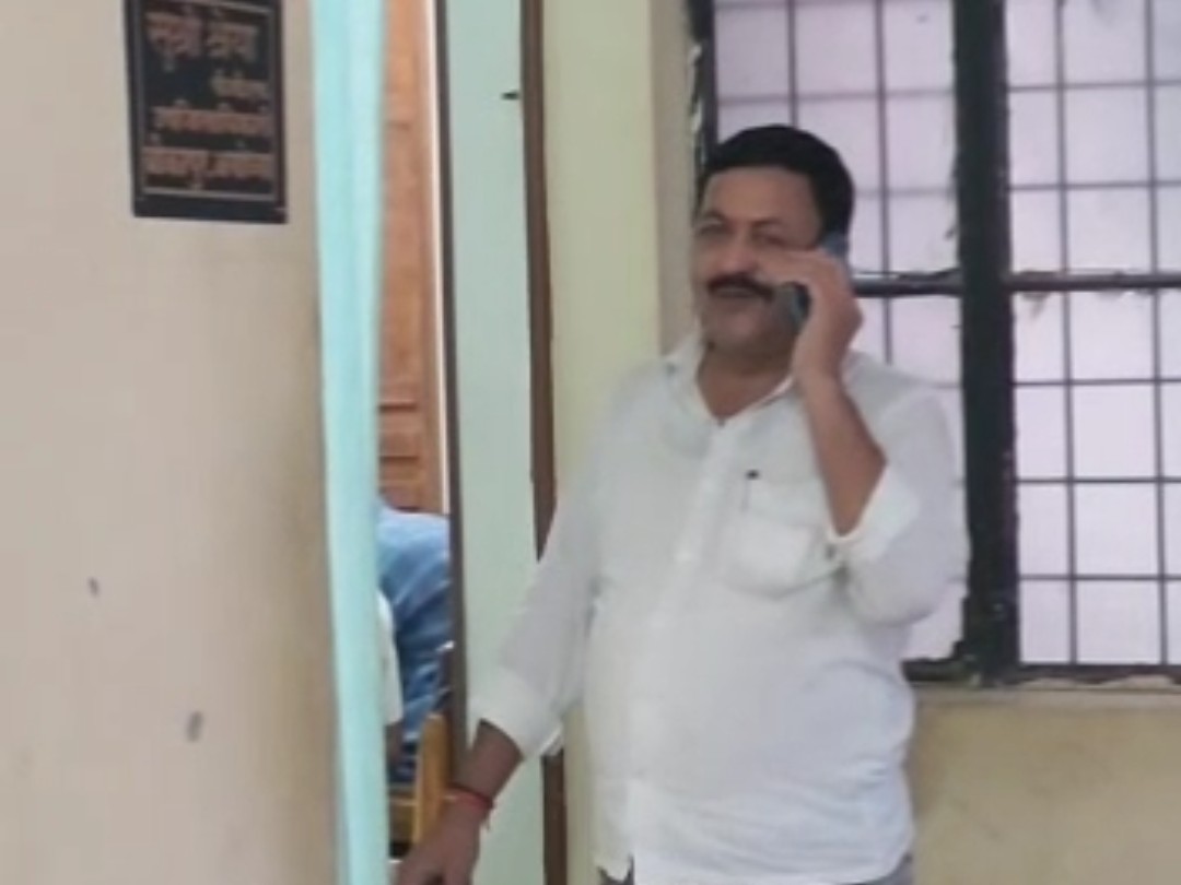 In Ayodhya's Bikapur, lekhpal was abused, attempt was made to tear the ...