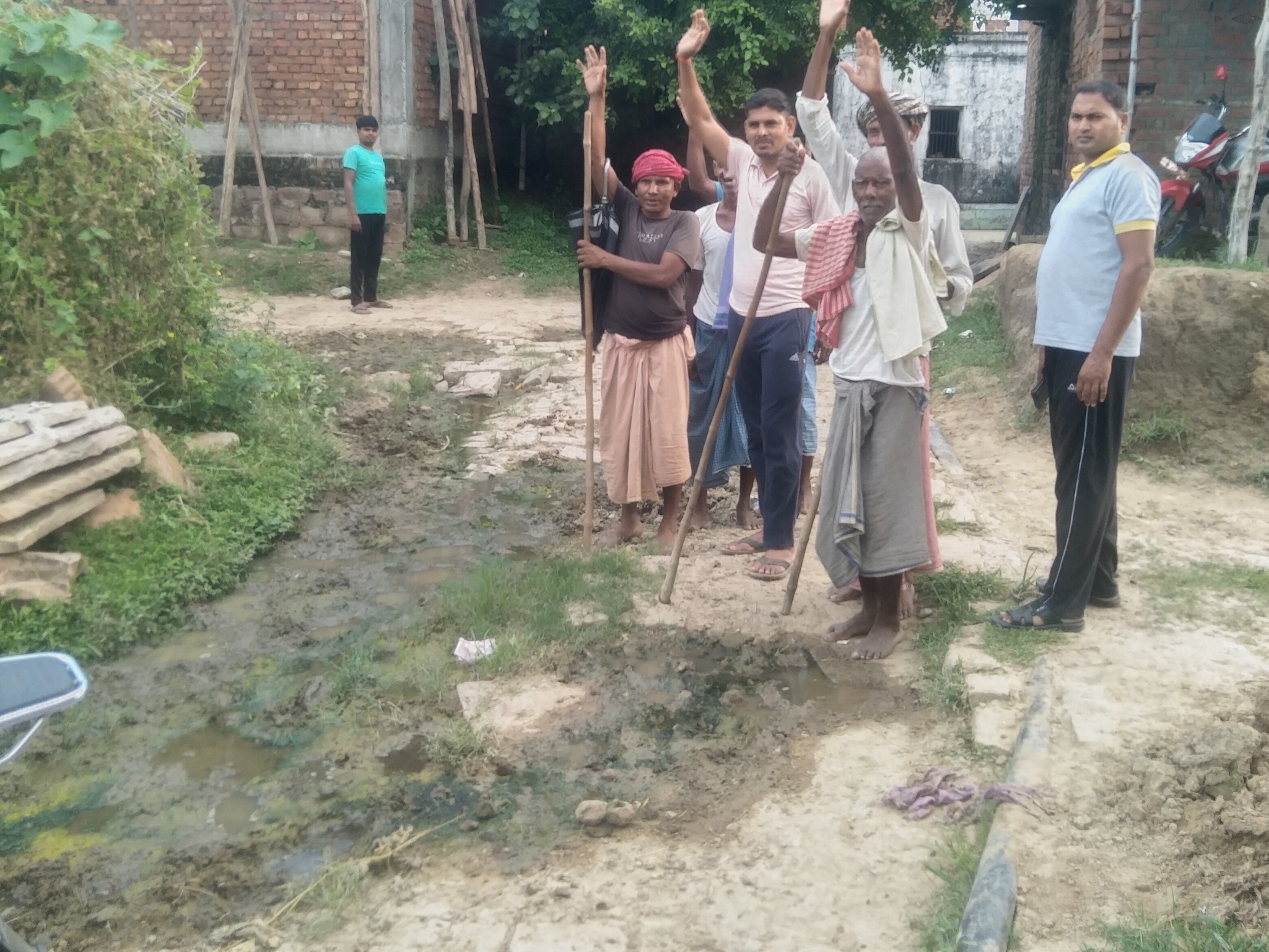 The road of Daudpur Daakhi village of Chakia became a problem