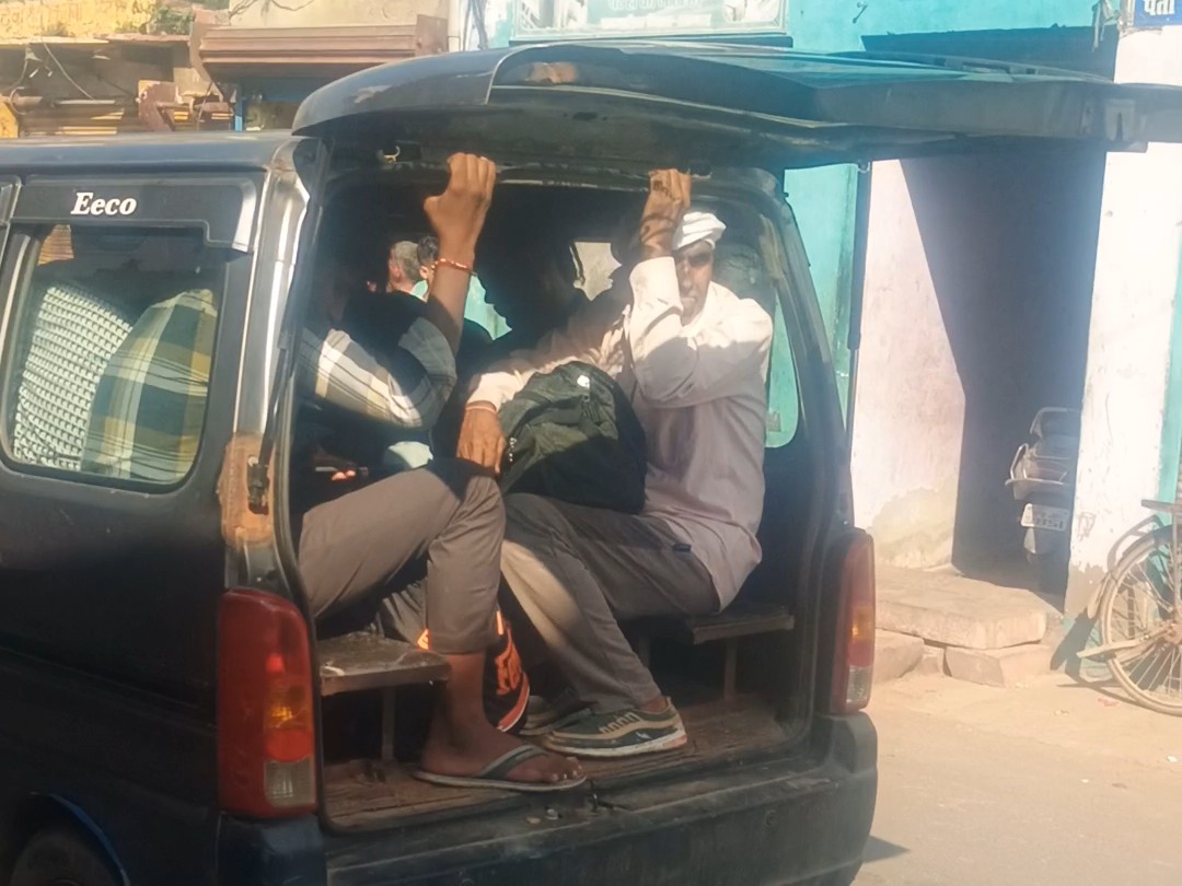 Overloading in eco vehicles on Agra's Jagner route