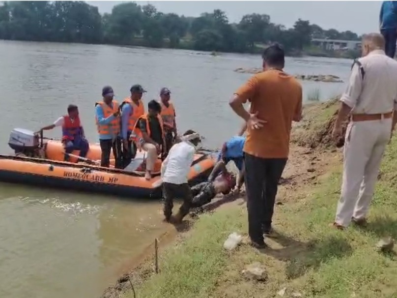 The body of a young man was found in the Dhasan river in Tikamgarh