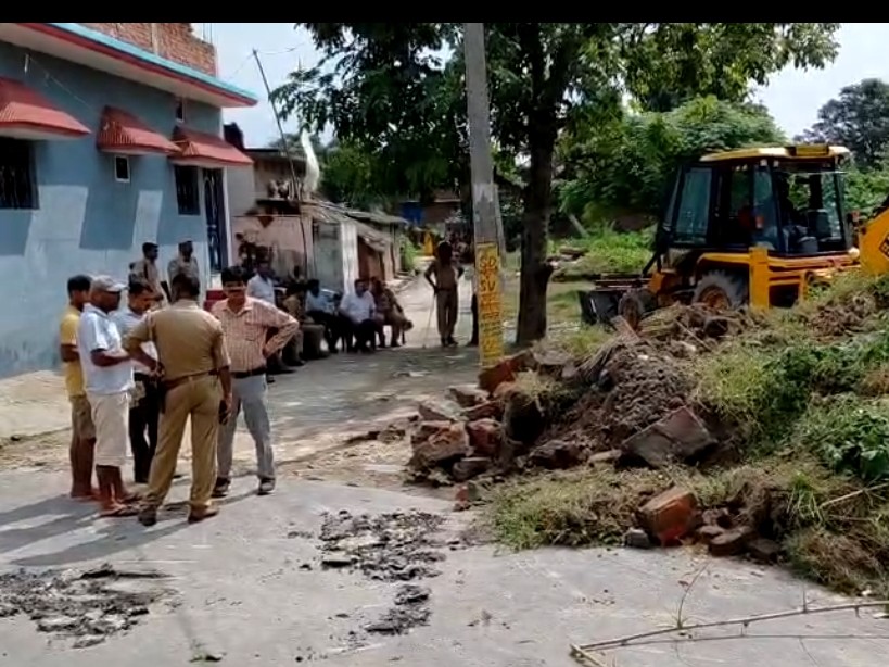 Debris of years old encroachment removed in Dharampur | धर्मपुर में ...