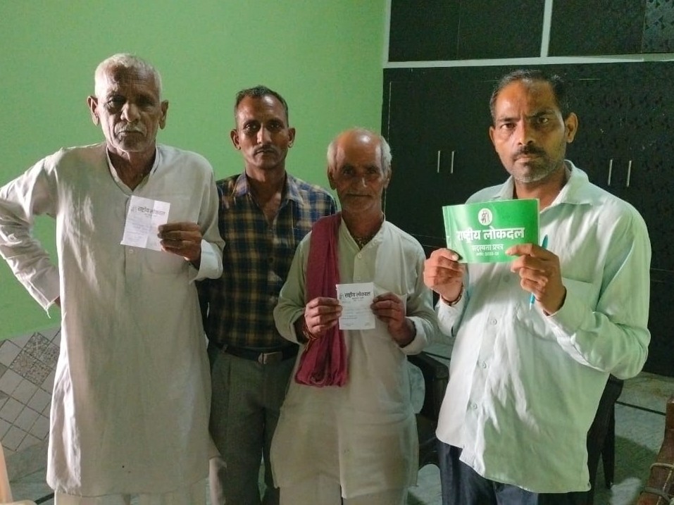 In Mursan, the Braj region secretary of the Kisan Cell connected people ...