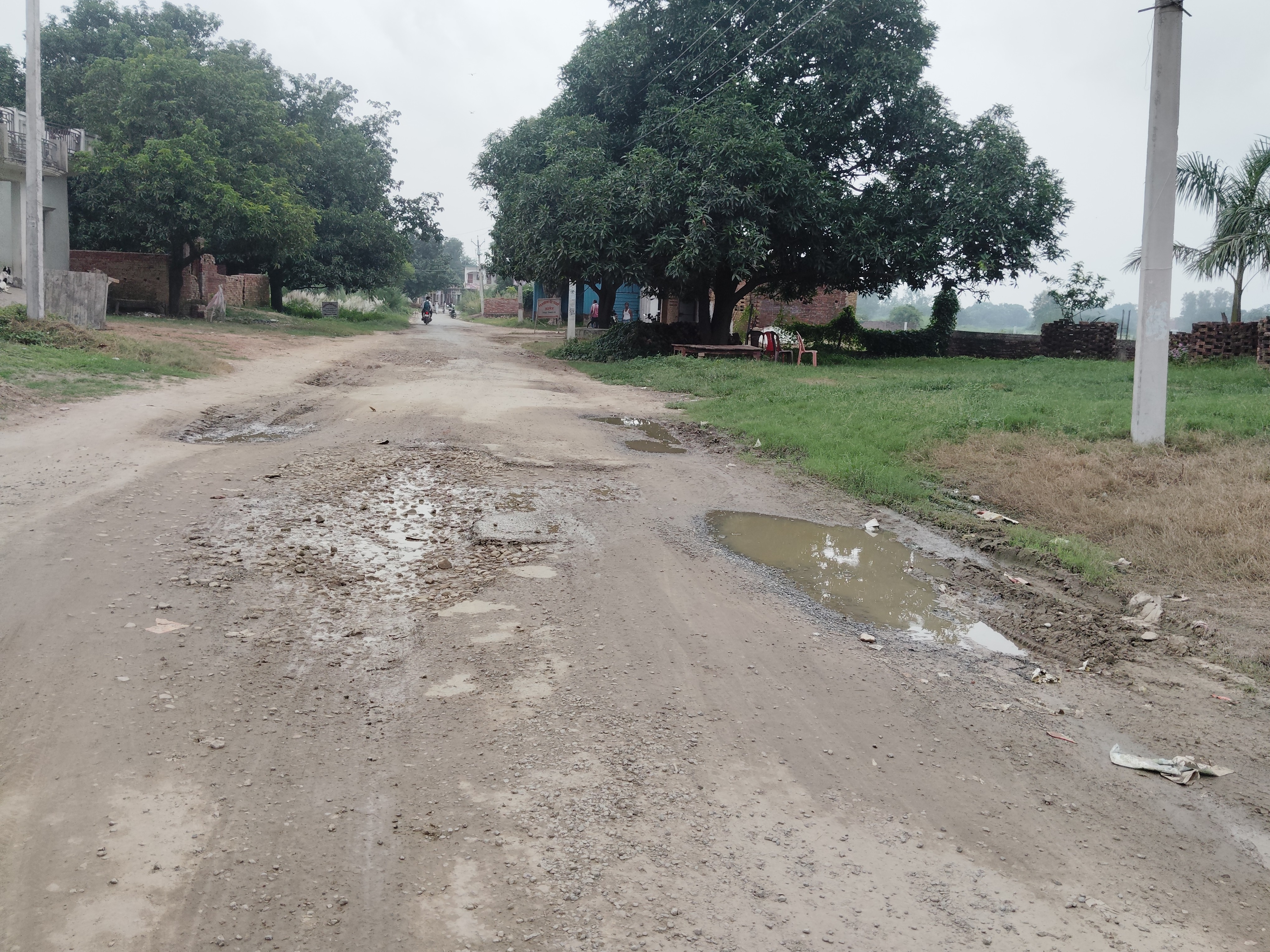 4 km long road has potholes everywhere, people of 10 villages are ...