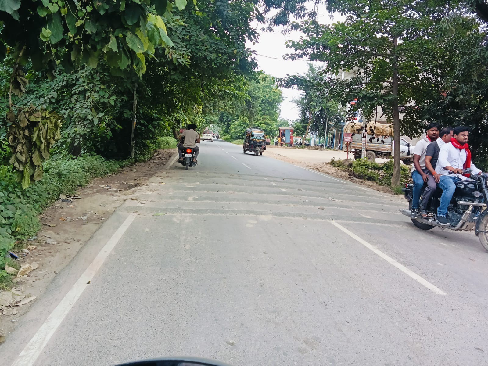 Speed breakers without warning on Chahania-Balua road