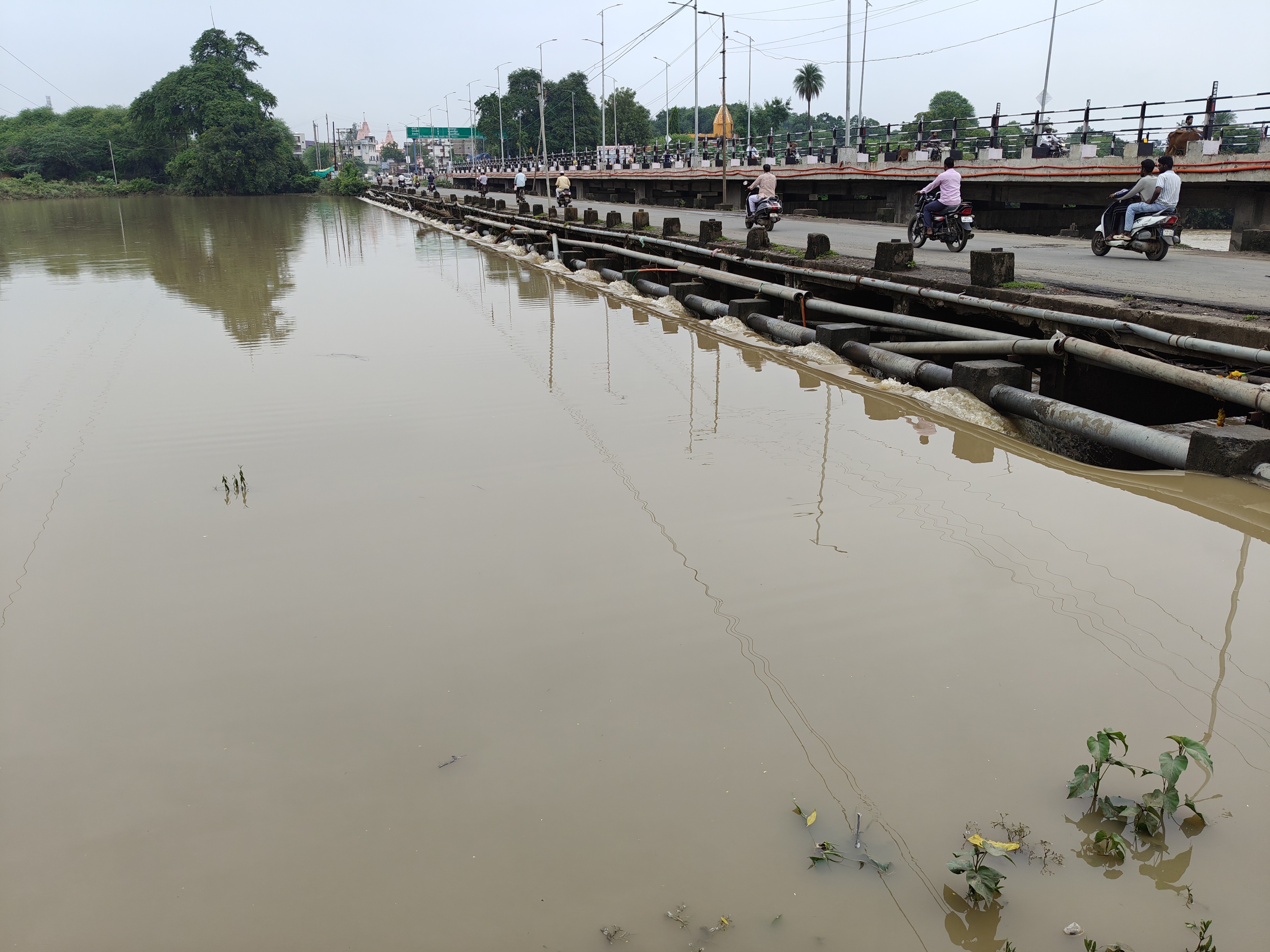 Ashta's Parvati river in spate for the second day as well | आष्टा की ...