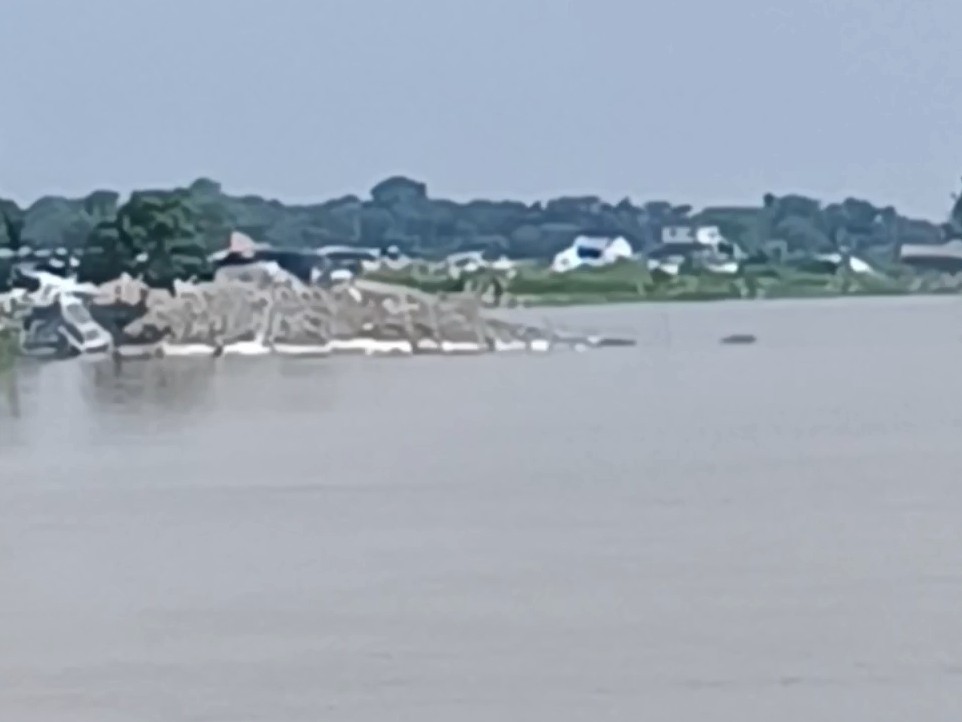 Siswa Kosi Ghat in Salkhua Block is at risk of erosion. | सलखुआ प्रखंड ...