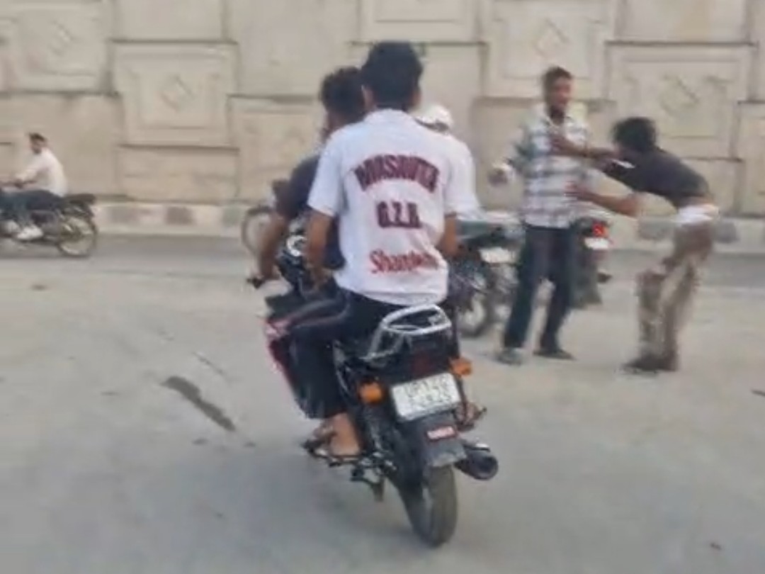 A young man riding a scooter was beaten up in Dhaulana after asking his name. | धौलाना में नाम ...