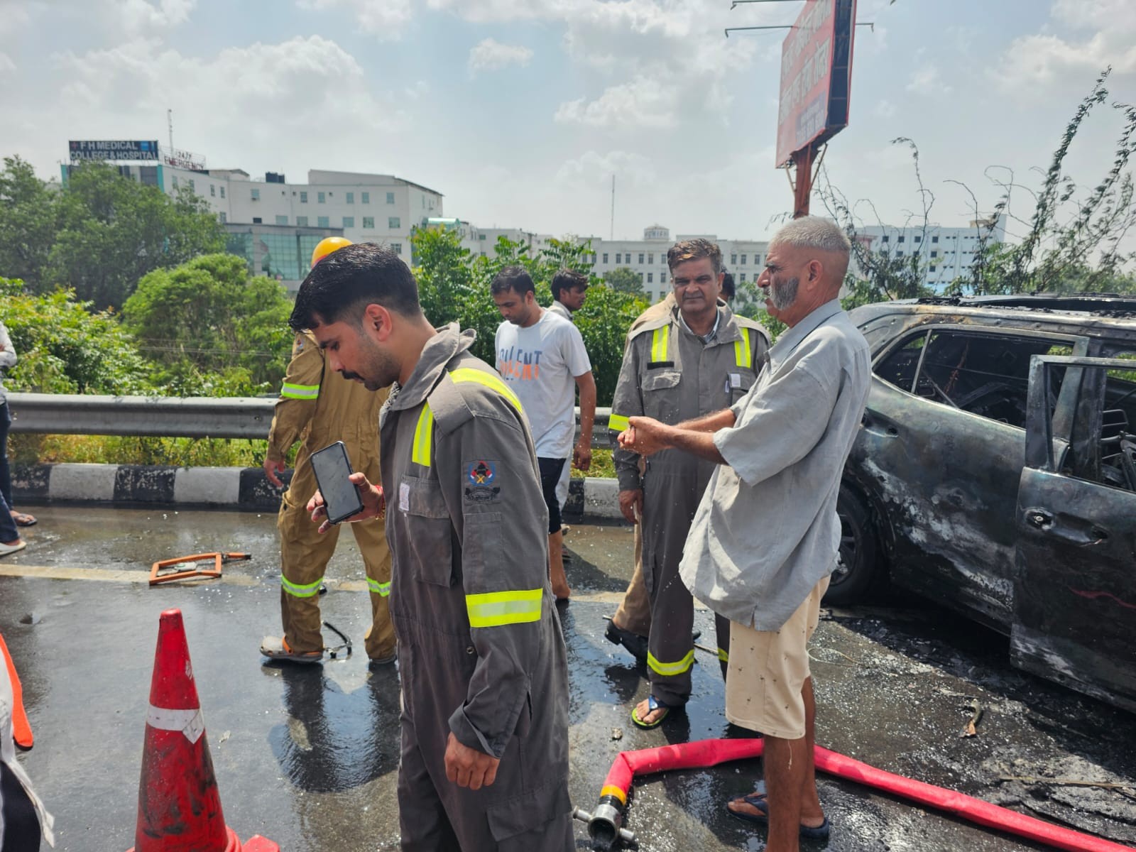 Creta car catches fire on Agra-Firozabad highway, VIDEO | आगरा ...