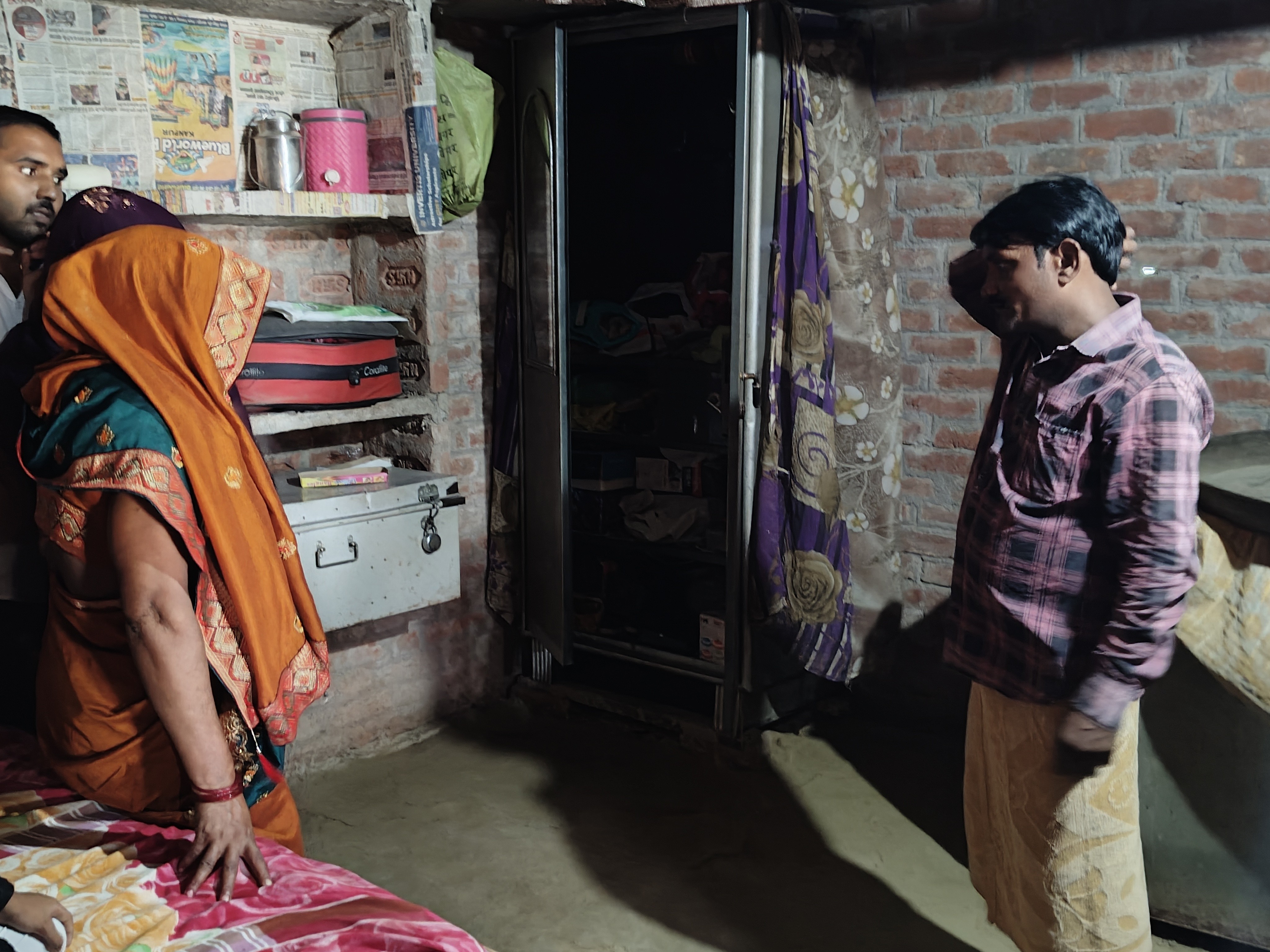 Three houses were burgled in Rasulabad in one night. | रसूलाबाद में एक ...