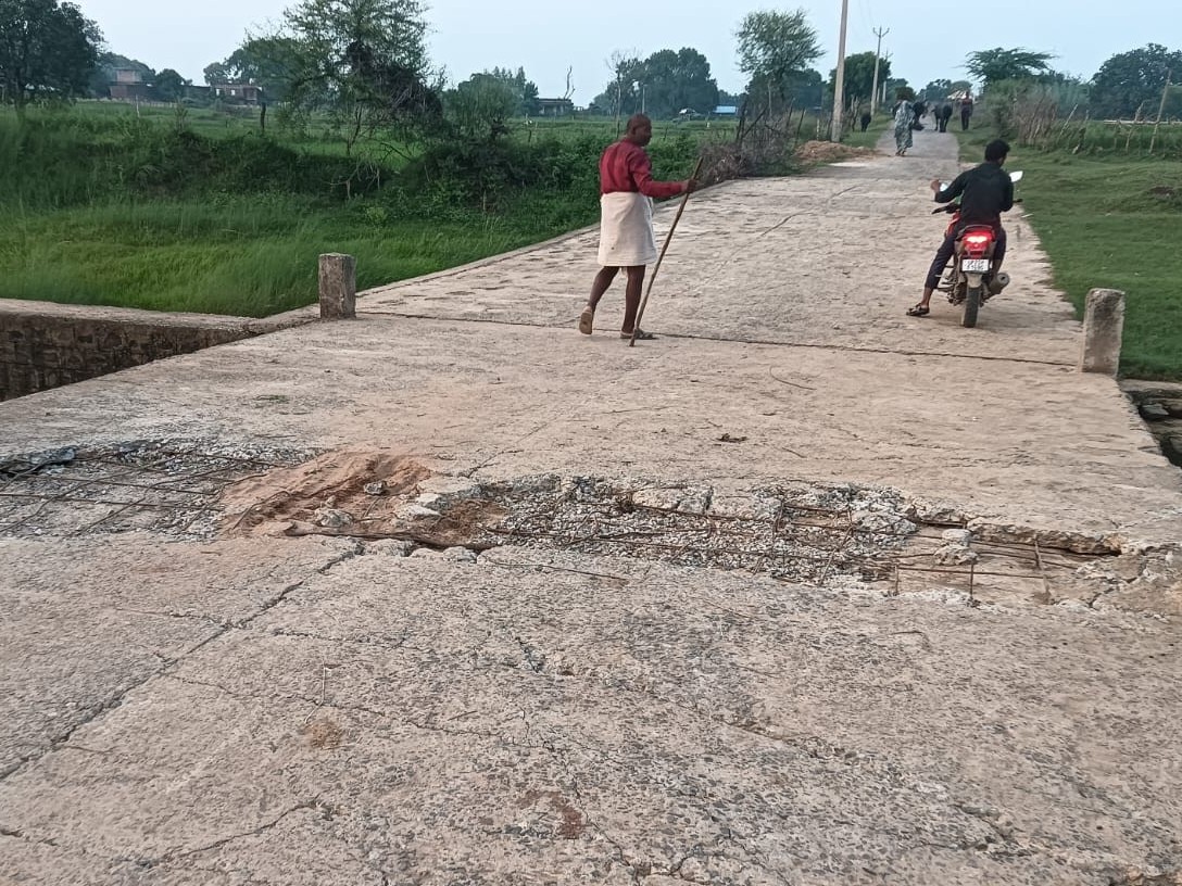 The culvert broke in Korav, Prayagraj.